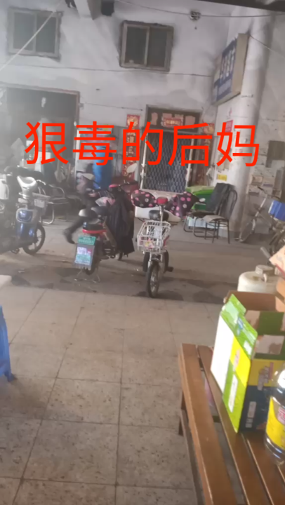 爸爸去世后妈不让女孩吃饭。女孩饿的抓鸡食吃被后妈看见用针缝住嘴...