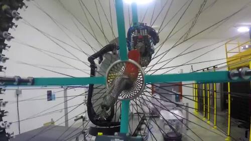 不可思议的碳纤维编制机,上百根细线交错缠绕,提高工件10倍硬度