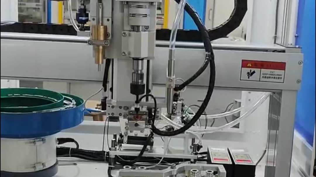 ...自动装钢丝牙套机 自动紧固螺栓的机器 汽车电池盒钢丝螺套安装设备