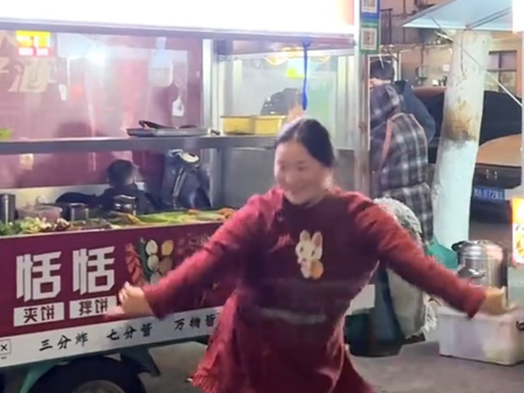 老板娘在摊位前跳蒙古舞,自信洋溢,热情奔放!“一半是生活 一半是热爱...