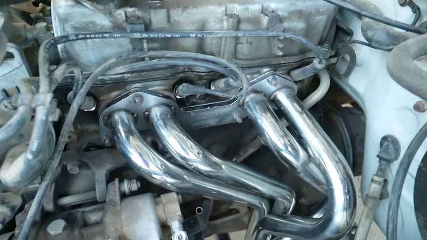 小伙嫌自己的汽车发动机声音太小,于是换了排气管,开起来试试