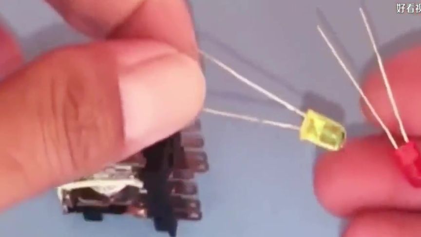 神奇的电子装置,用电池通电后灯泡反而不亮了,原理你看得懂吗?