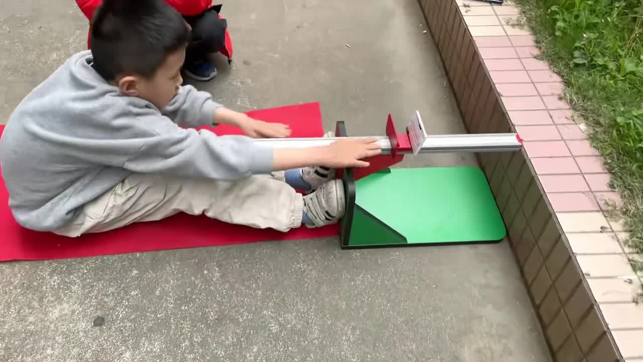 坐位体前屈大挑战,谁更厉害呢#坐位体前屈动作要领及.