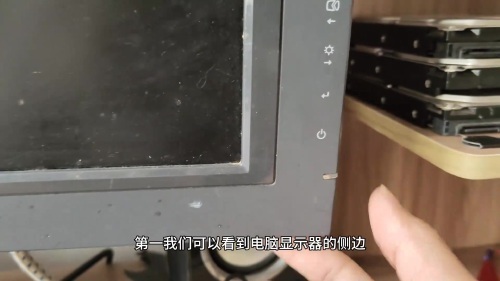 电脑屏幕不亮了但主机正在运行怎么办?