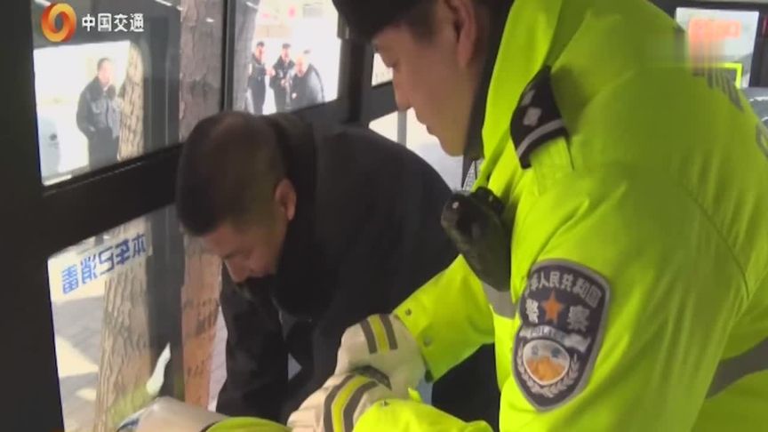 交警对校车驾驶人安全教育,并检查校车,校车安全问题责任重大!