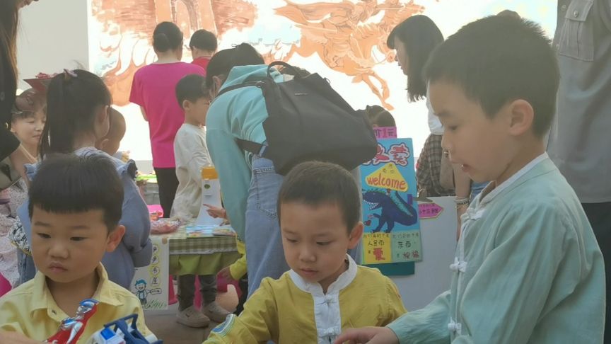 世界读书日,陆良图书馆开展亲子阅读活动。我读书,我快乐。