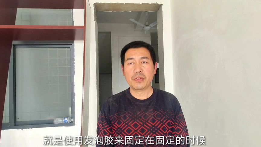 木门安装,门洞和门框之间的缝隙小用这样的方法固定也不错