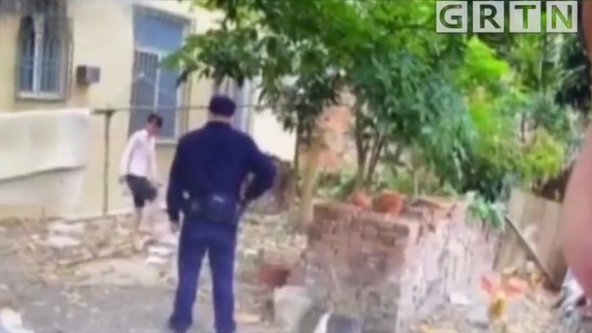 茂名:警察鸣枪抓捕,男子酒后打砸村口防疫检查点被抓!