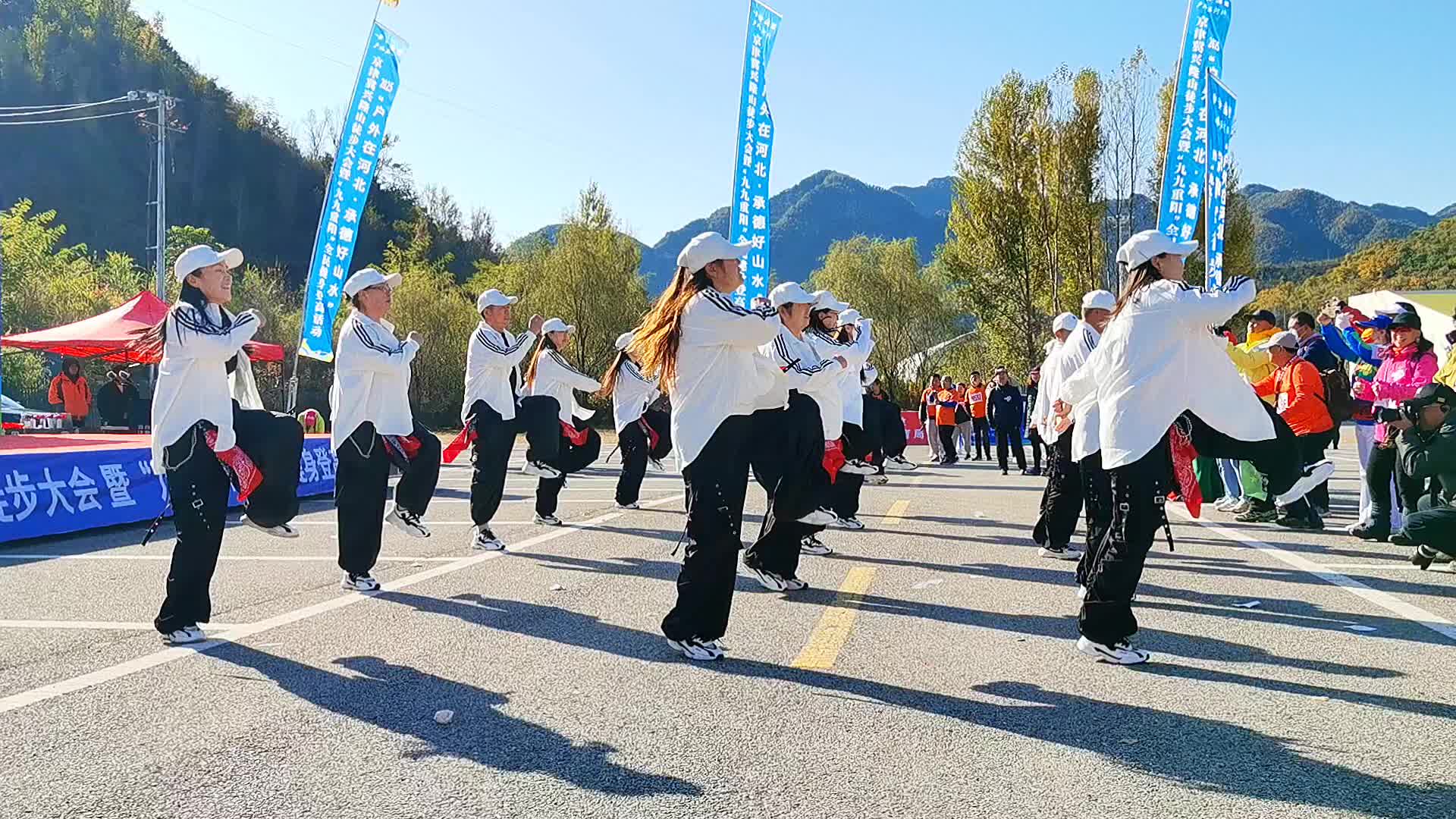 #曳步舞#众人划桨开大船#不同视角感受不同#集体表演#喜欢跳舞的...