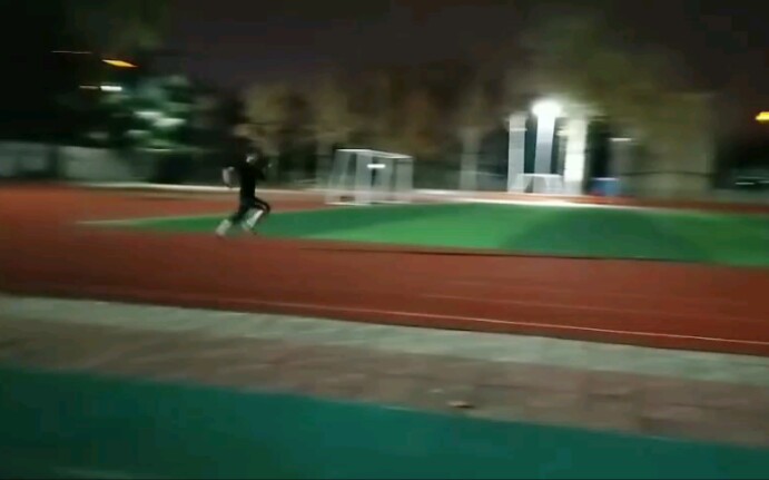 13岁,弯道进直道80%力量途中跑练习(己经过三千米速耐后拍摄,与比赛...
