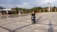 学骑电动车