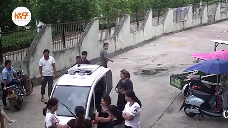 乐极生悲!大爷驾驶新买四轮电动车冲入人群 至今卧床不起