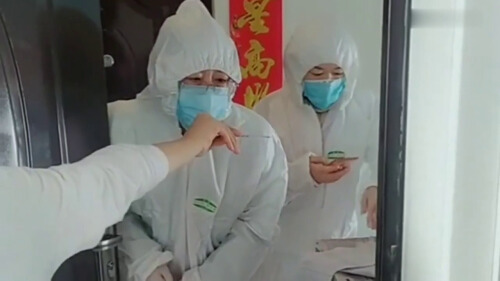我家女儿从上海回来,防疫站的医护人员亲自上门量体温消毒,你们辛苦了!