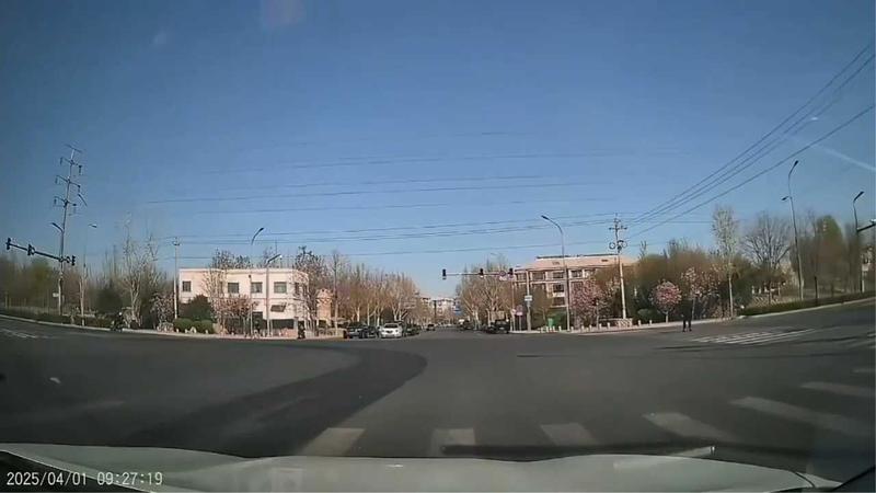 4月1日,男子骑电动车闯红灯,"义无反顾"地撞上汽车…