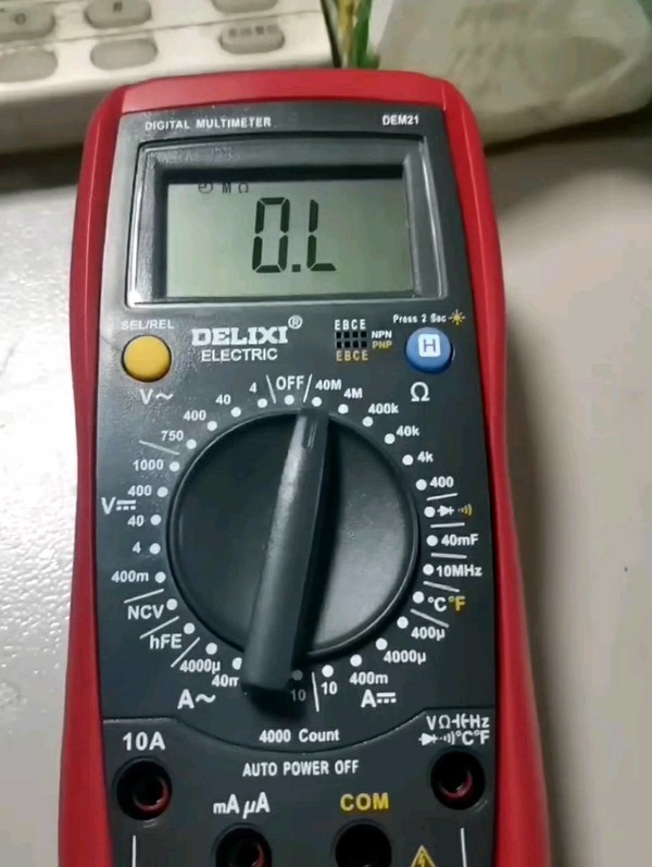 小巧便携的德力西万用表