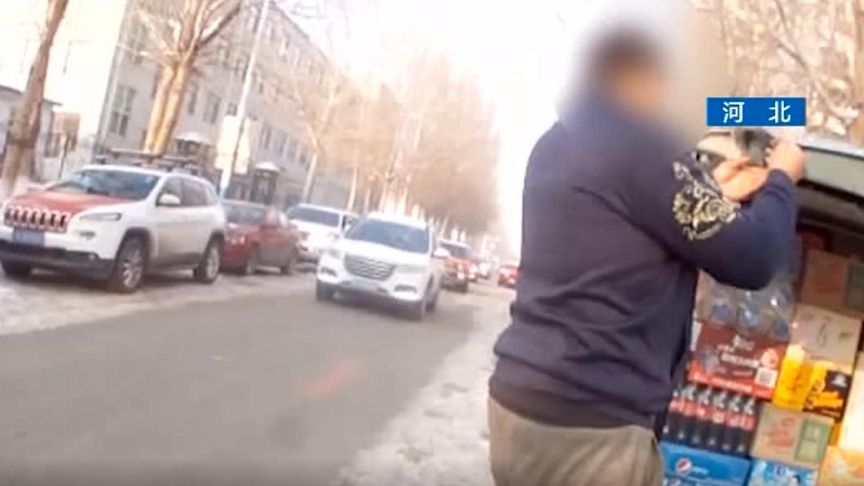 男子为拉货改装小客车,七座变五座,打开后车门活脱脱一个小超市