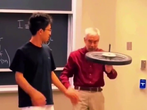 车轮转动时人身体跟着转动,这是什么原理?