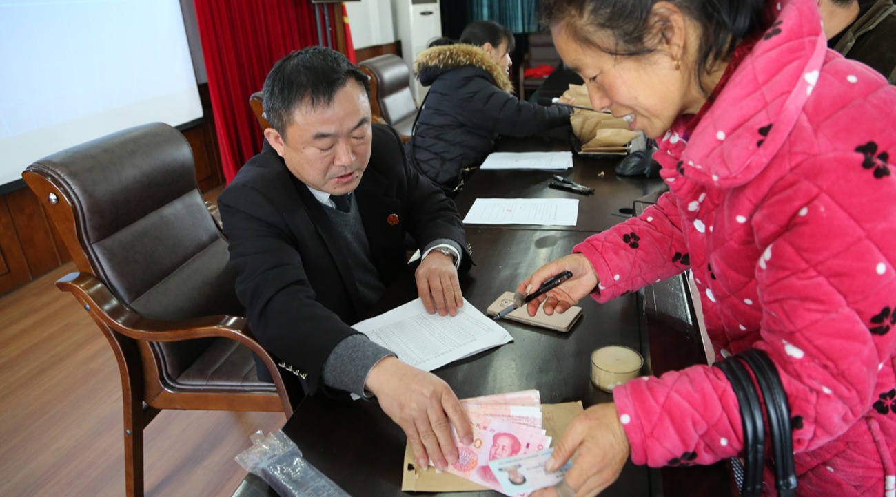 大家要注意!用人单位这么发工资是违规的,一定不要这样领工资!