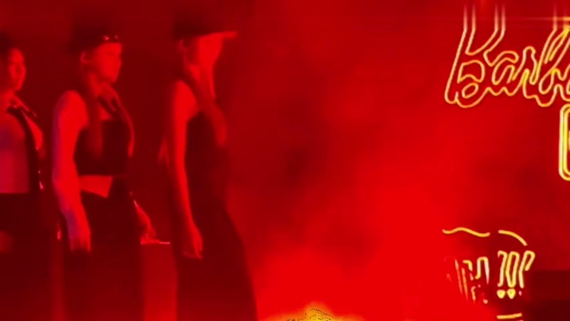 ...《uptownfunk》三人新舞台中国R.E.D女团深圳站特别Popping街舞...