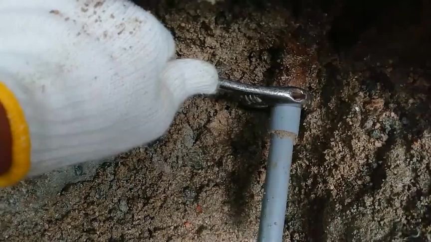 利用断丝取出器维修水管,小工具解决大问题