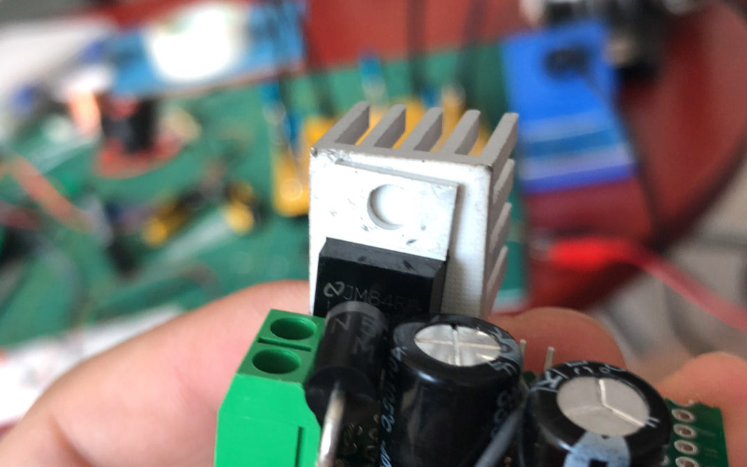 用LM2596T ADJ做一个稳定输出7V的电源,第二版,因为MOS管要用5V...