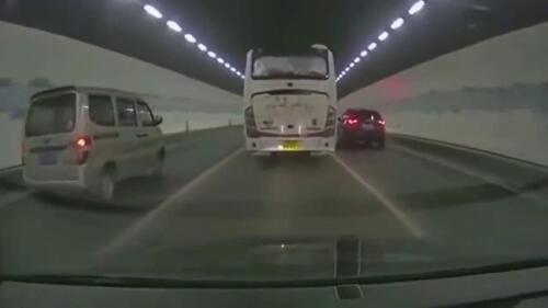 行车记录仪:此视频引起极度舒适,拍下隧道飙车变道,撞车全过程