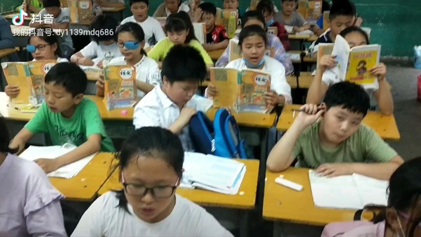 太和县胡总中心小学五一班学生晨读时读书姿势很认真。