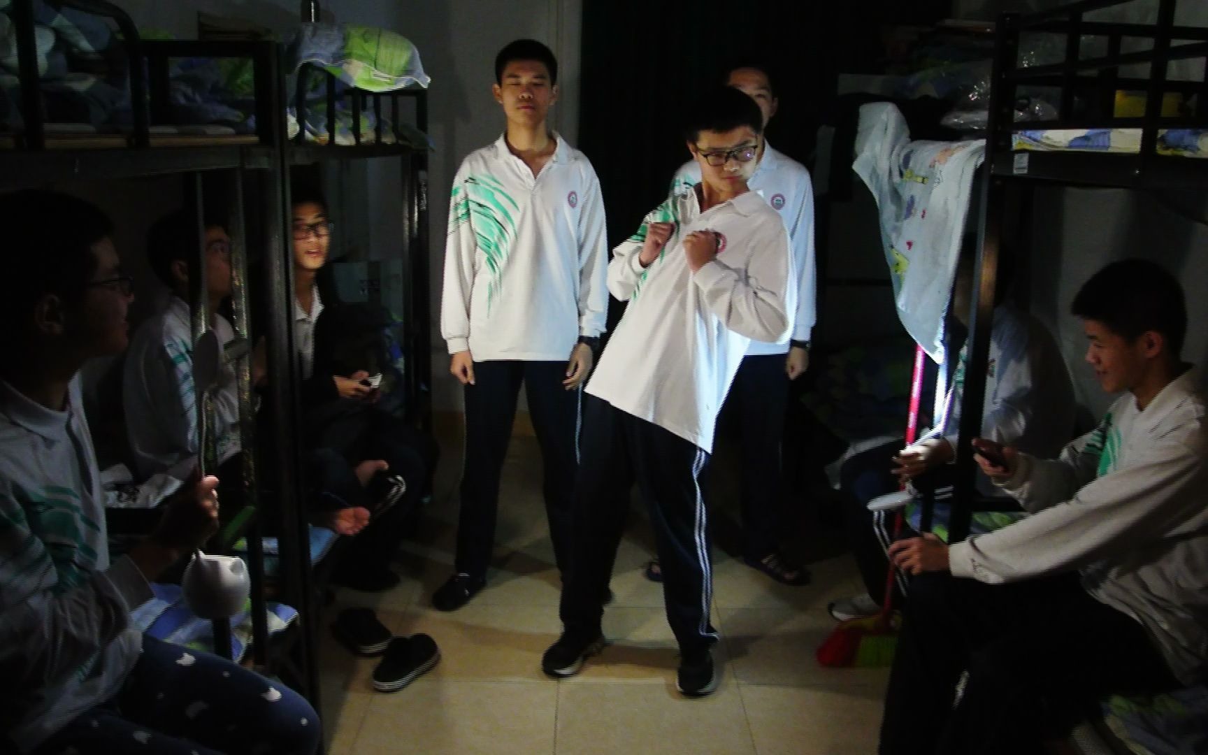 关于学校元旦晚会太烂于是自己表演