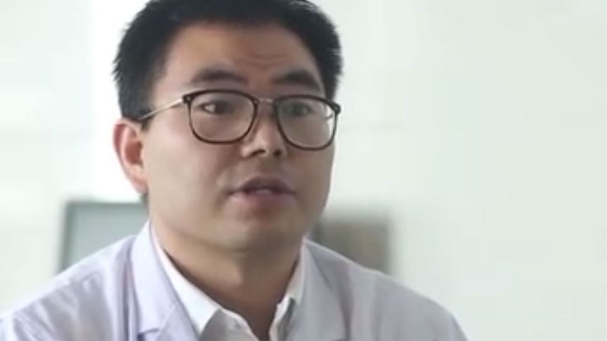 银环蛇剧毒无比,被咬伤几个小时就可能致命,女孩竟网购了一条