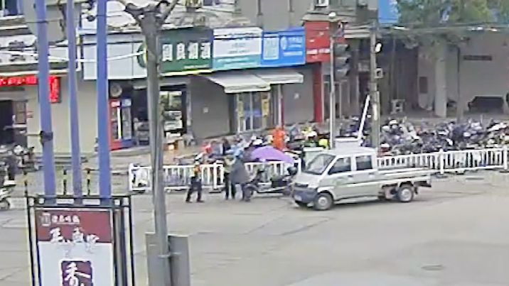 就是这么横!遂昌一女子骑电动车被交警拦,居然顶着交警继续冲