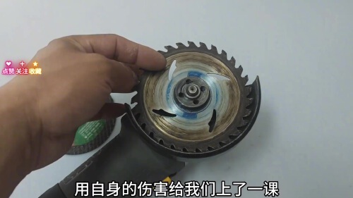 角磨机装木工锯片!男子手指被削半截,血的教训