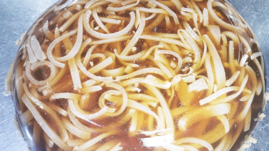 厨师教你做猪皮冻,皮冻筋道爽滑,学会这些技巧在家也能做好吃
