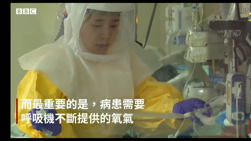 近距离了解新冠肺炎患者的治疗,每次脱下防护衣,护士都满头大汗