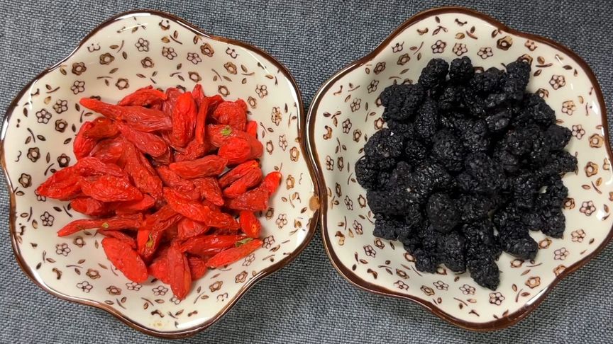 把枸杞和桑葚一起煮,做一次吃半个月,是101岁土郎中的养生秘诀