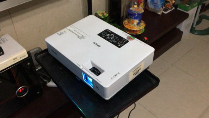 灯泡才480小时小巧轻薄爱普生EMP-1710投影仪