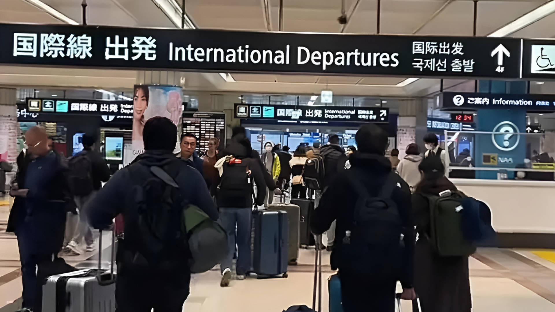 日本机场挤满了回国的人:有中国游客提前结束行程回国,整趟航班满座