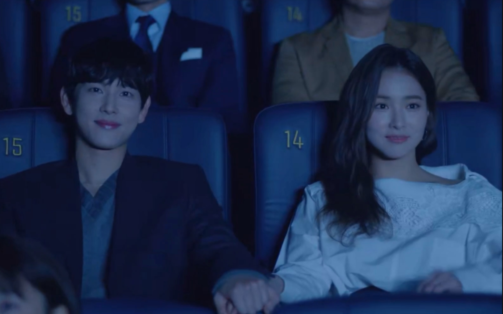 ...工作时间还调情!批评!这个转场我喜欢!头一次这样把演职人员表看下来