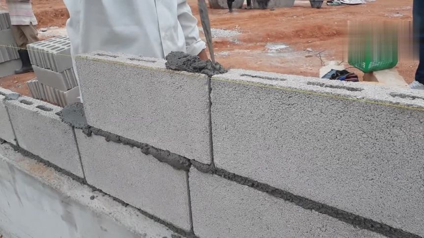 实拍装修师傅建造砖墙全过程,这样的砌砖方式能牢固吗?