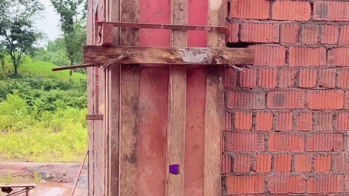 今天已经支好三根柱子的模板,等会进行人工自拌混凝土浇筑柱子