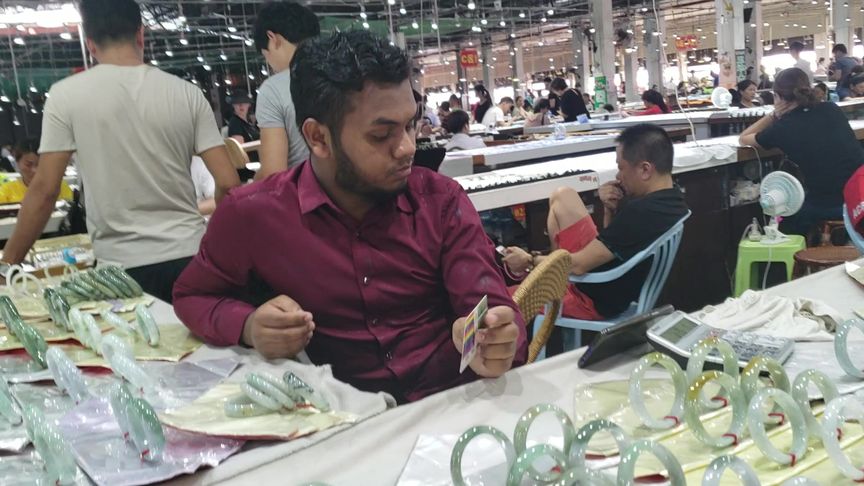 翡翠手镯“缅甸货”,和小伙一起去看一下缅甸人的摊位。