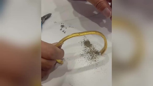 女子拿金手镯去改款发现里面有猫腻50克手镯居然暗藏30克沙子!