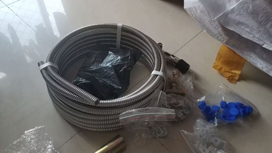 家里接不锈钢软管自己做,想接多长都行,太方便了。
