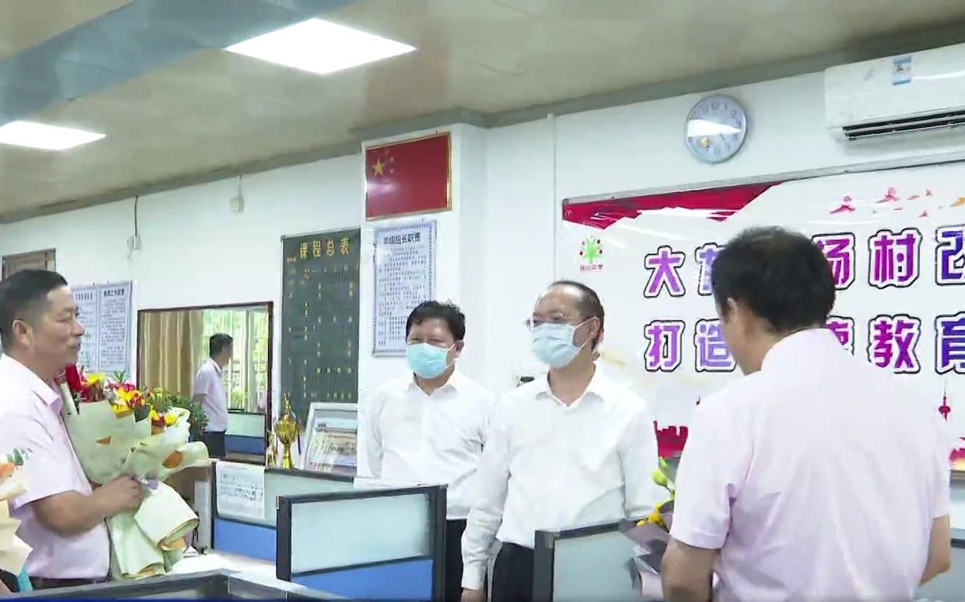...一线教师 充分发挥教师为人师表作用 引导青少年扣好人生第一粒扣子