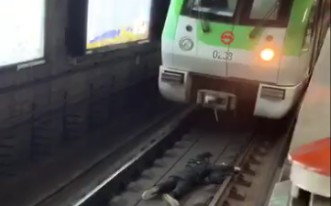 上海二号线一男子在轨道上睡觉