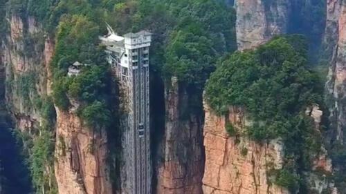 山崖有多高电梯就有多高,体验的人还不少,张家界这电梯赚钱比印钞机...