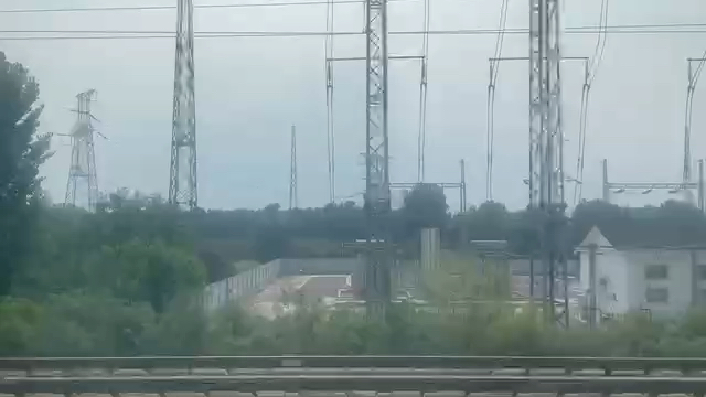 G143次列车(北京南-上海虹桥)出德州东站(车内视角),本务上海铁路局...
