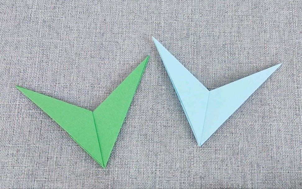 用纸折一个小朋友们都非常喜欢的燕尾形飞镖。折纸教程。