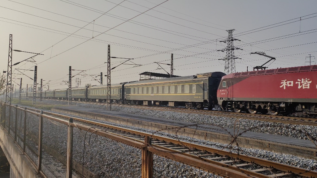 火车视频 K420兰州——扬州通过陇海铁路三民村站