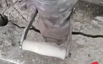 岩石无声爆破膨胀剂价格 液压岩石劈裂器 土石方开采石头劈裂机 找...