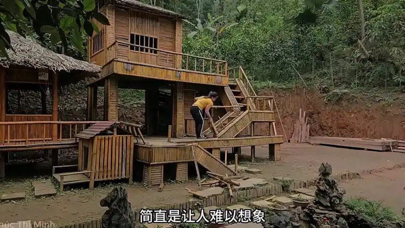 为了重建房屋两个女人竟在院子里徒手架设起了实木框架太牛了